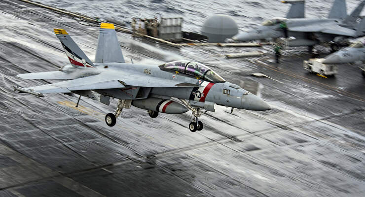 Boeing F/A-18 E/F Super Hornet - Dominator an Deck - FLUG REVUE