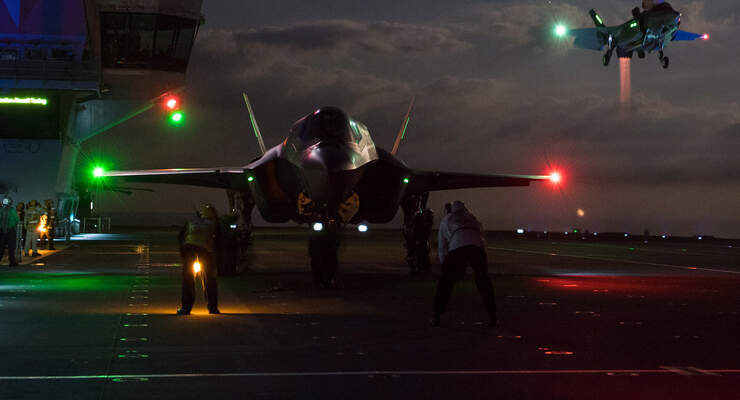 Lockheed F-35B landen auf Deck der HMS Queen Elizabeth - FLUG REVUE