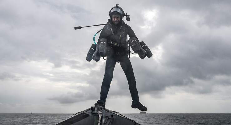 Gravity X hat der Royal Navy das Jetpack mit Hubtriebwerken vorgeführt ...